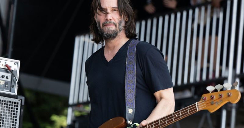 Киану Ривз вернулся к музыке впервые за 20 лет